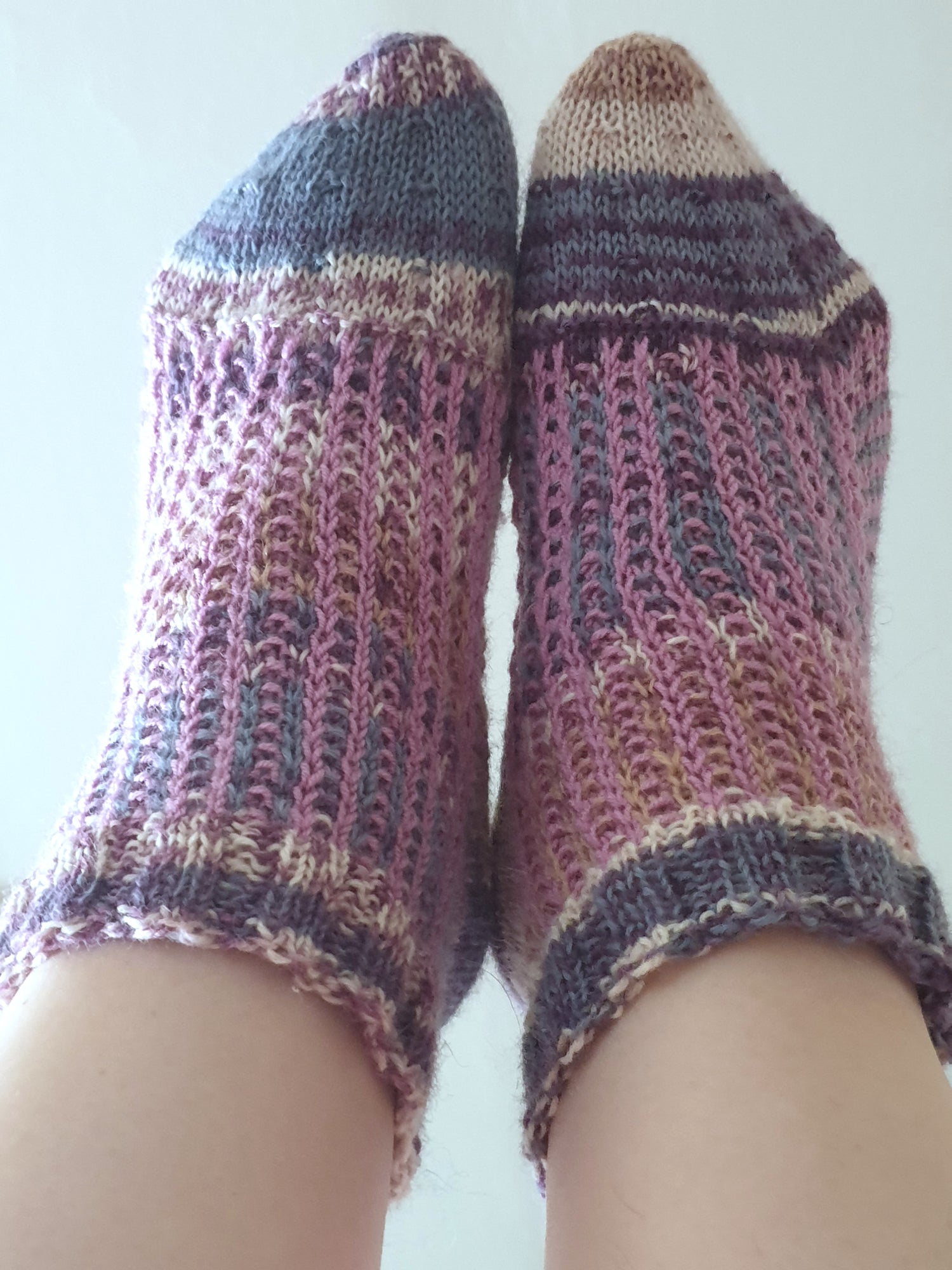 2 in 1! Socks in vertical structured pattern with 2 different types of heel - Payhip