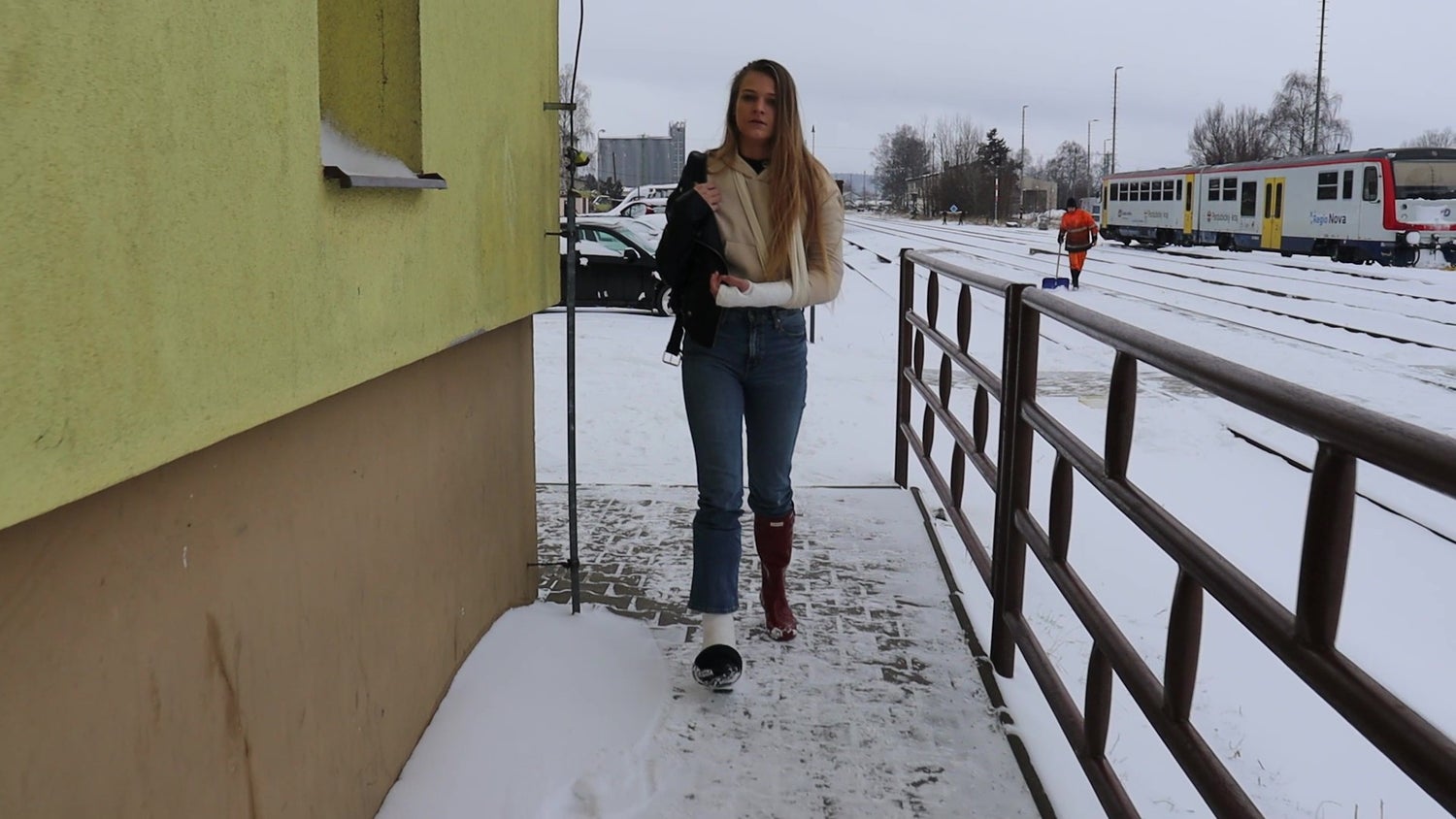 Sarah SLWC LAC, walking in the snow, 10 minutes - Payhip