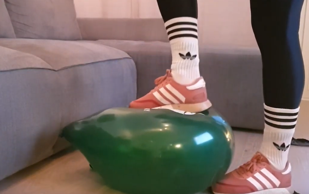 Video 110 - sporty Miss Snapback stomp2pop in sneaker - Payhip